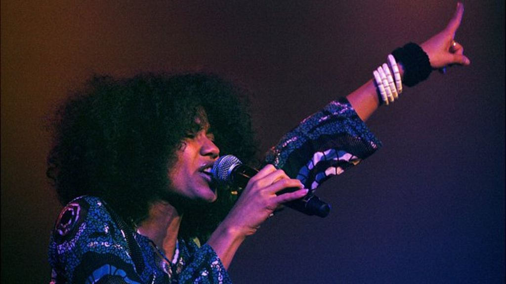 Nneka sings for Nigeria's soul - BBC News