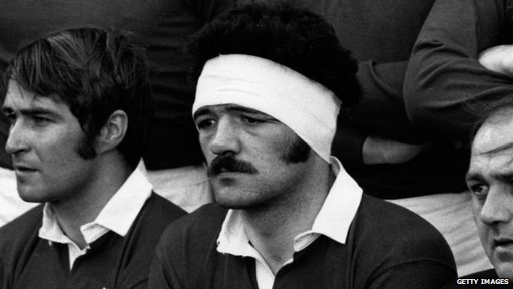Wales rugby legend Mervyn "Merv the Swerve" Davies dies - BBC News
