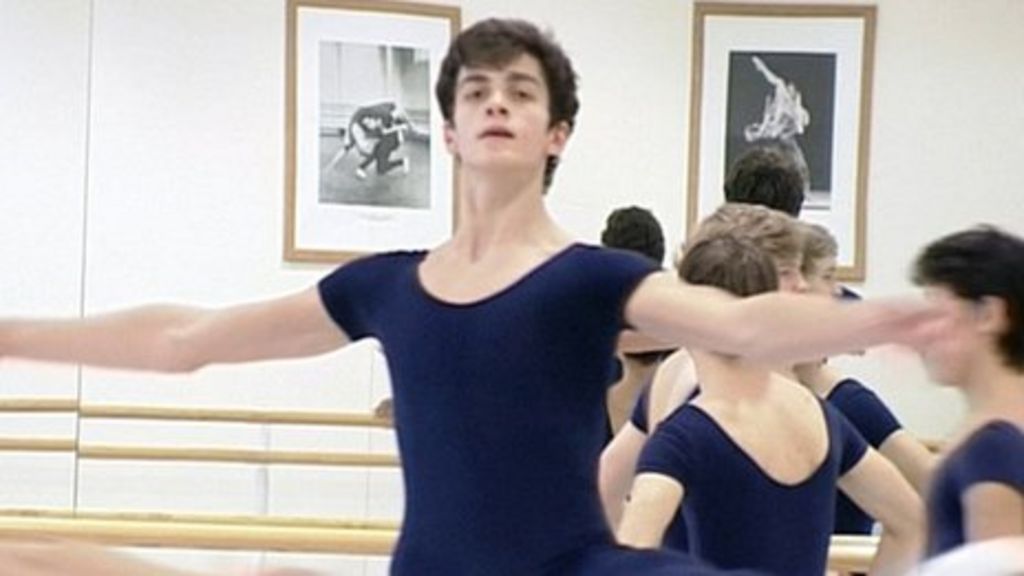 Airdrie-born ballet student Reece Clarke scoops dance title - BBC News