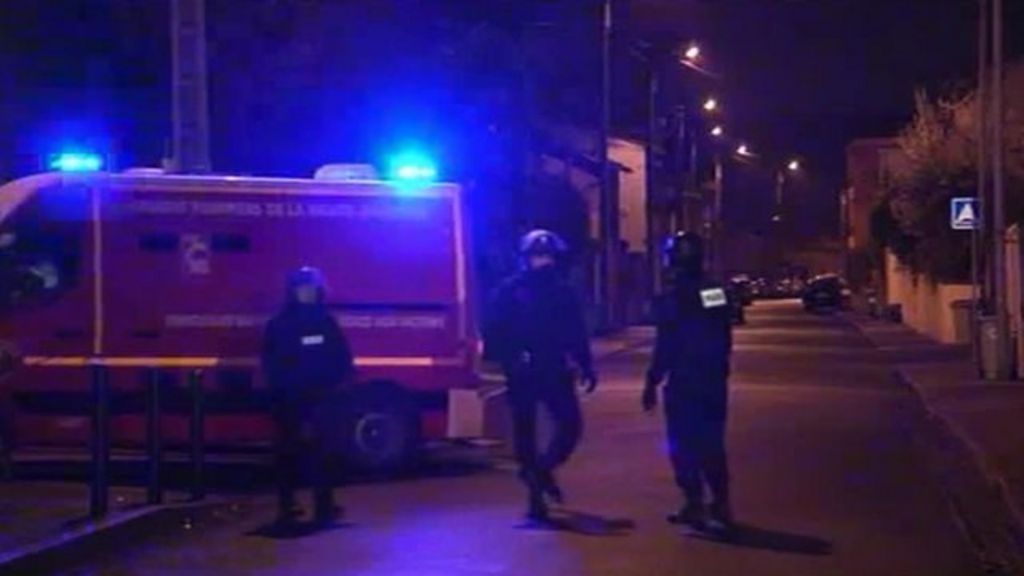 French shooting: Police lay siege to suspect's building - BBC News