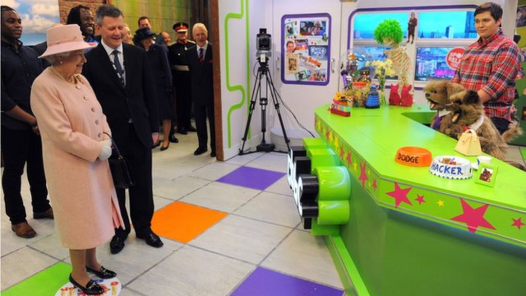 Queen opens BBC MediaCityUK base in Salford - BBC Newsround