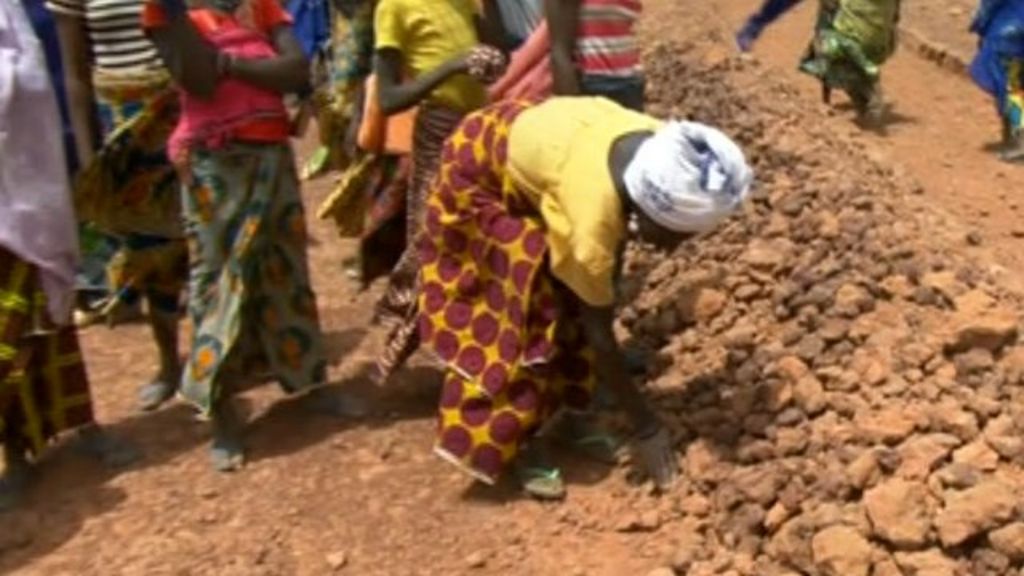 Niger food crisis: 'Fighting the sands of the Sahara' - BBC News