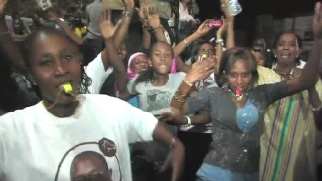 Senegal parties celebrate Macky Sall's election victory - BBC News