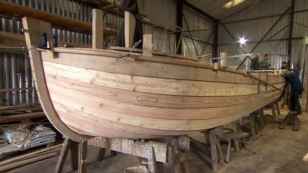Gloucester shipbuilder completes historic trow barge - BBC News