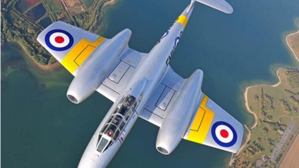 Meteor T7 in 'thank you' flight from Coventry Airport - BBC News