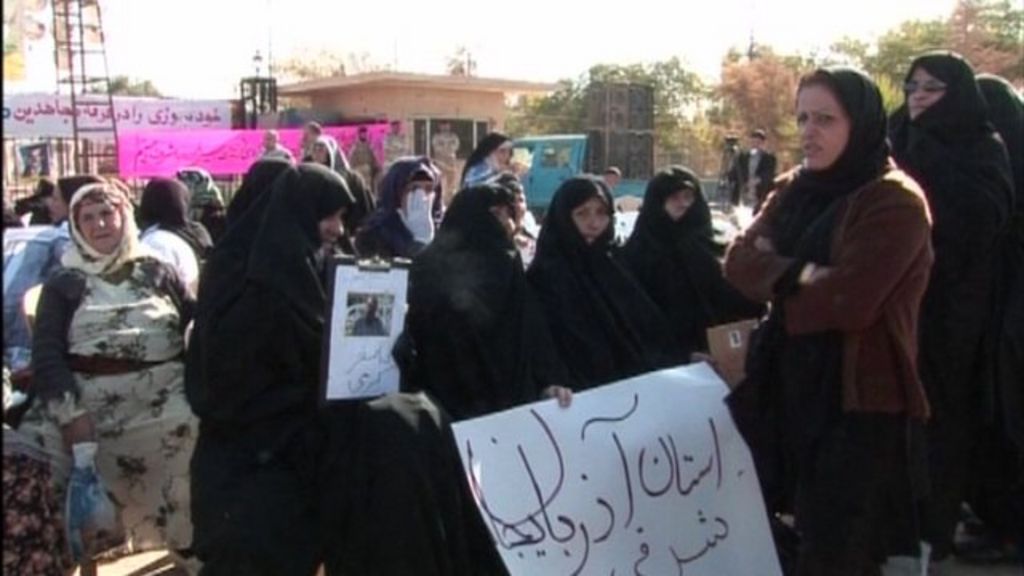 Iran exiles and Iraqi officials at loggerheads over camp exit - BBC News