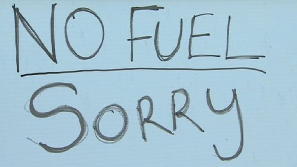 Petrol strike threat: Government advises 'topping up' - BBC News