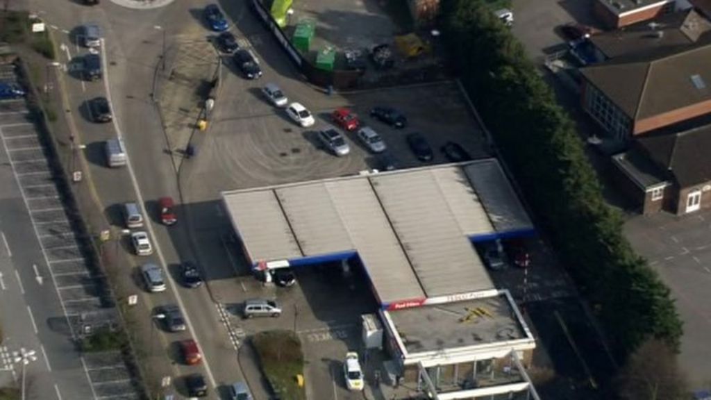 Fuel strike threat: Hauliers meet government for talks - BBC News