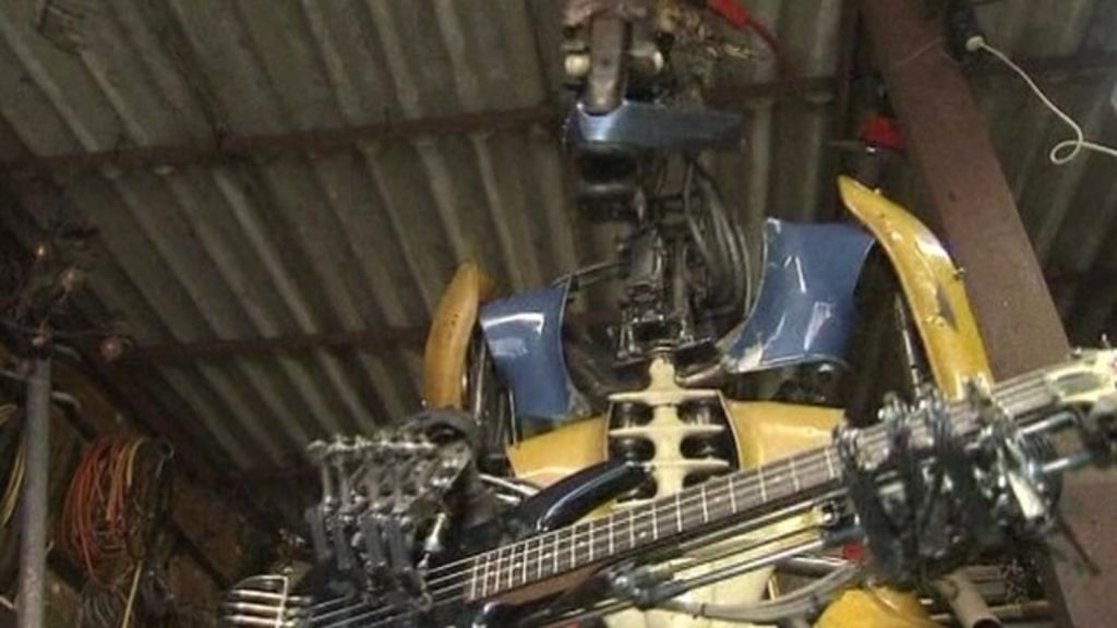 Giant junk robot plays the bass - BBC News