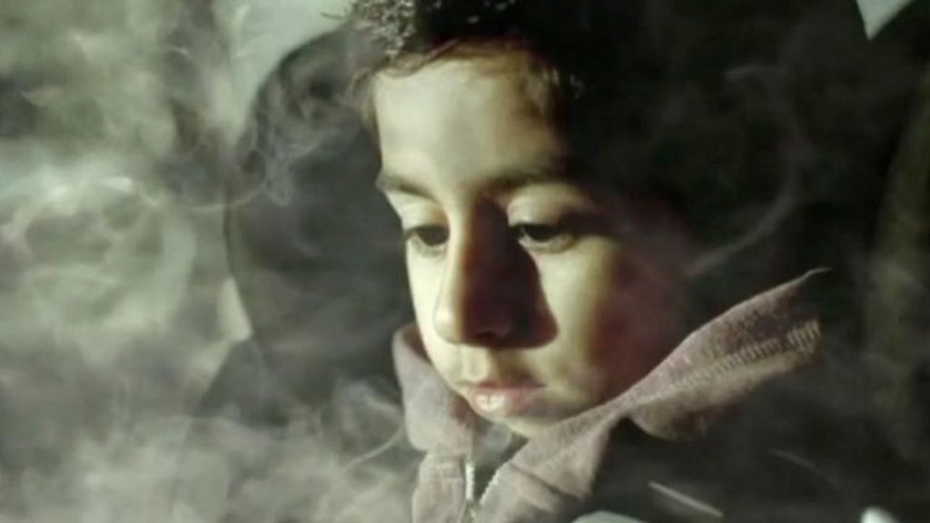 TV advert warns against smoking near children - BBC News