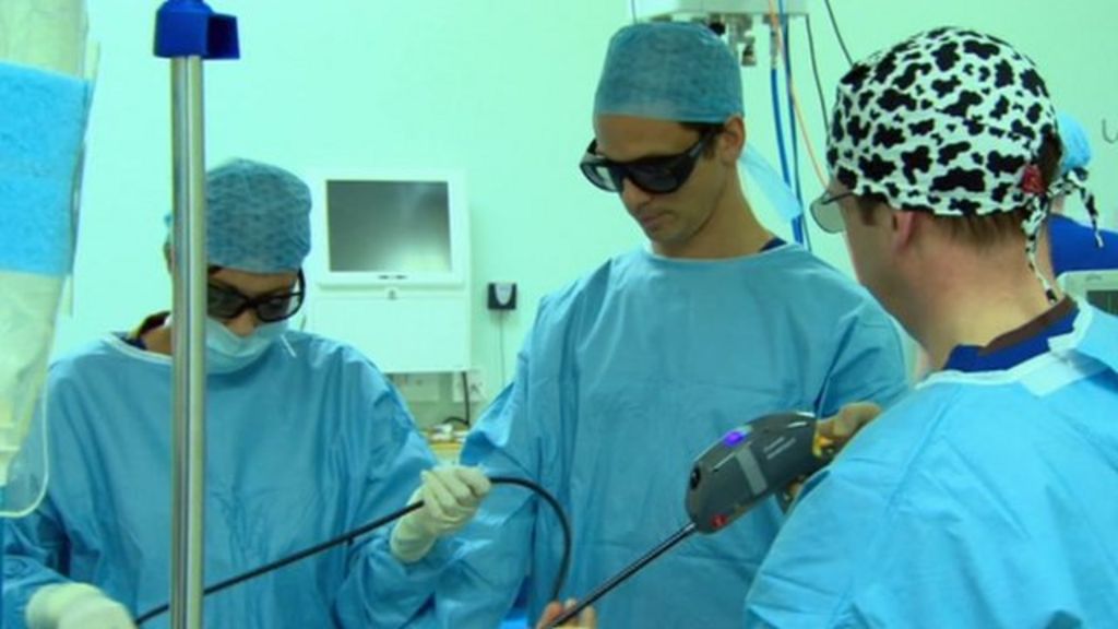 First keyhole surgery operation using 3D cameras - BBC News