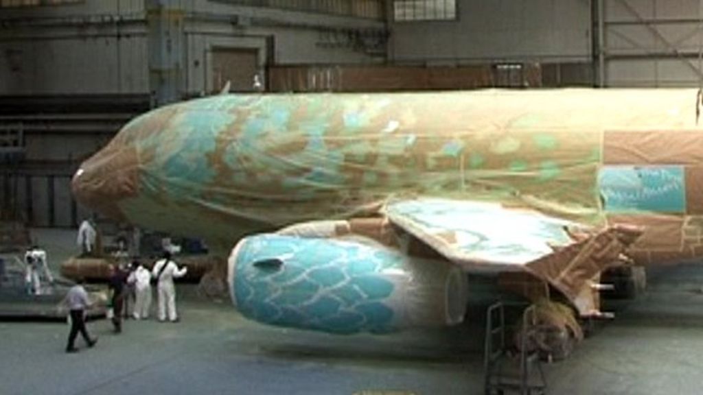 How to paint a plane - BBC News