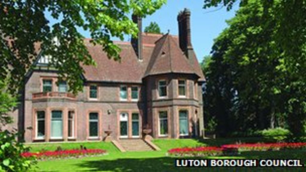 Luton's Wardown Park Museum reduced opening on hold - BBC News