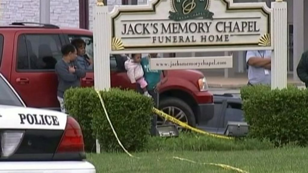 FBI hunt 'hate crime' shooter in Tulsa - BBC News