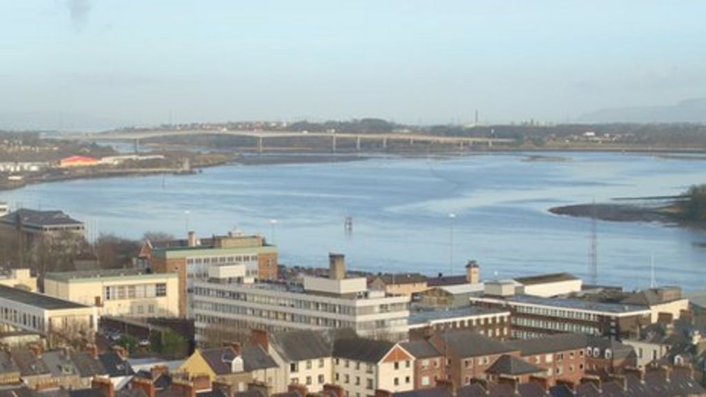 Petrol bomb attack destroys car in Shantallow area of Derry - BBC News