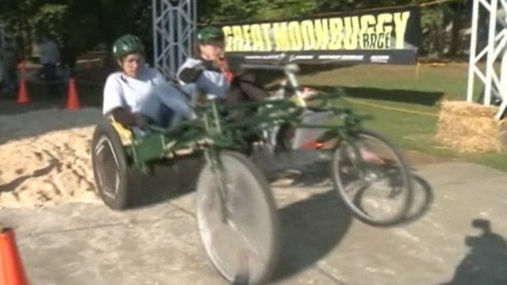 Nasa hosts moonbuggy race in Alabama - BBC News