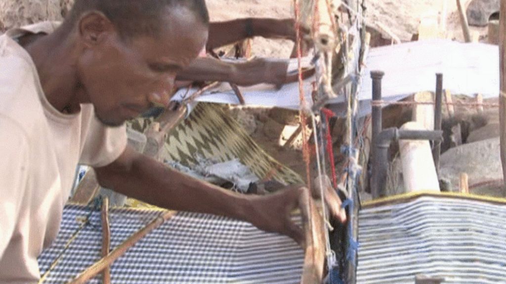 Traditional clothes-making unravelling in Somalia - BBC News