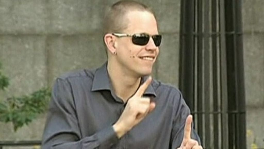 Deaf rapper gives flash mob performance - BBC News