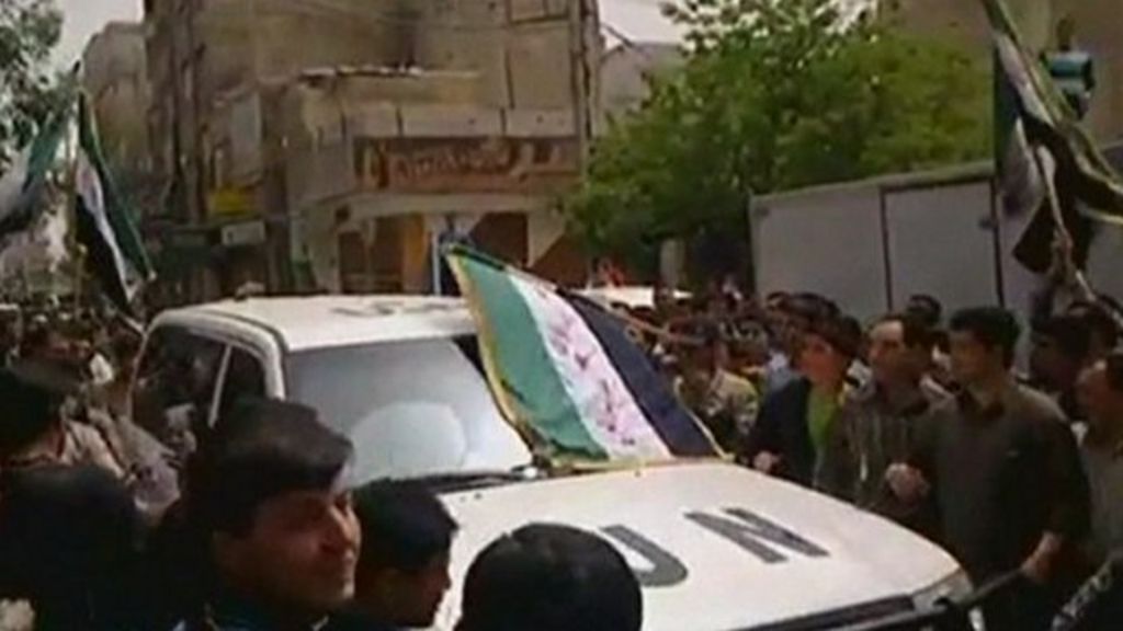 'Gunfire' in Syria as UN team visits Damascus suburb - BBC News