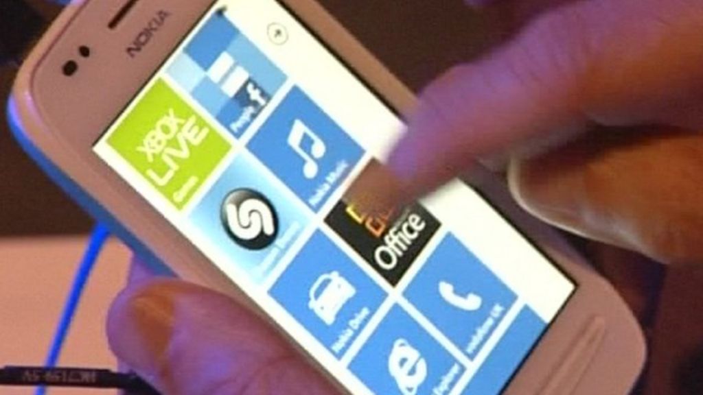 Nokia makes £760m loss as it loses smartphone war - BBC News