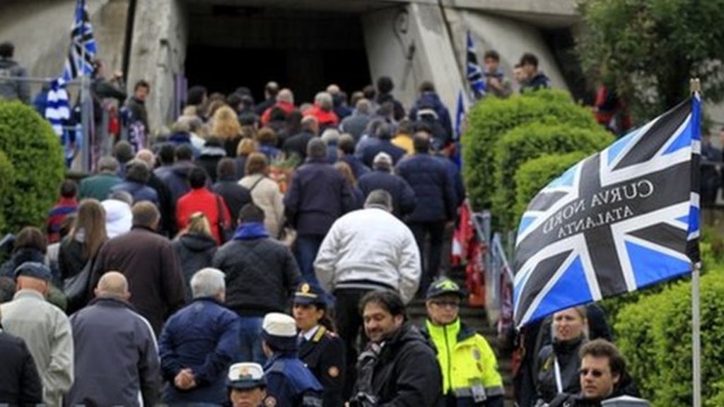 Fans pay respects to footballer Piermario Morosini - BBC News