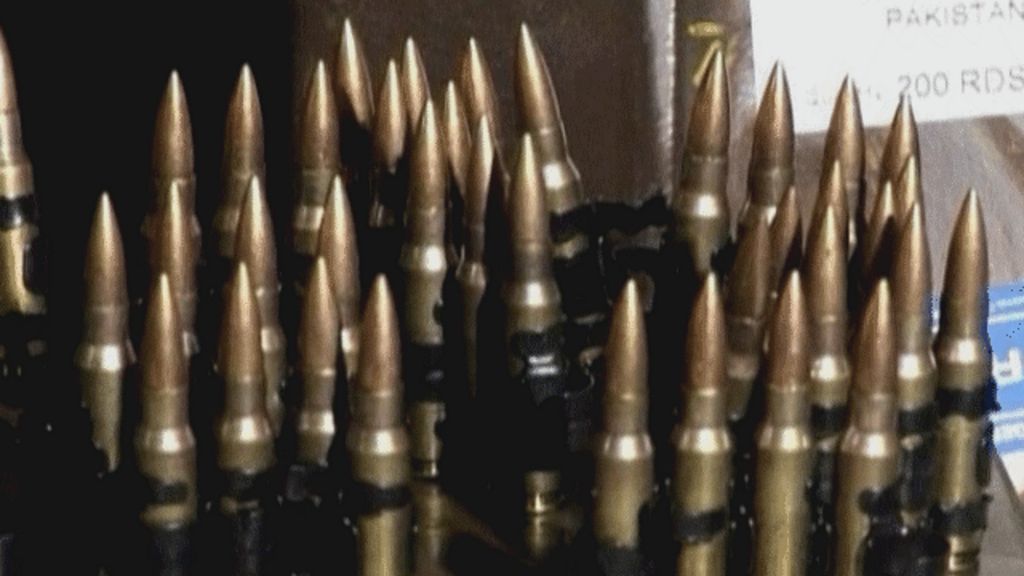 Mexico seizes large cache of weapons - BBC News