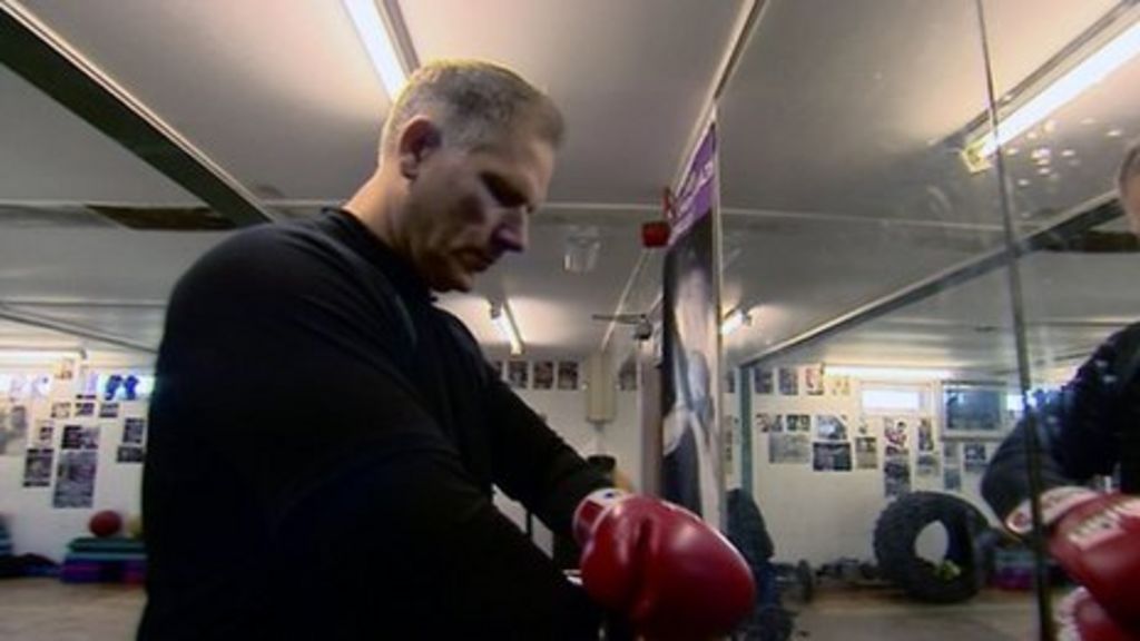 Boxing officer takes on ex world champ - BBC News