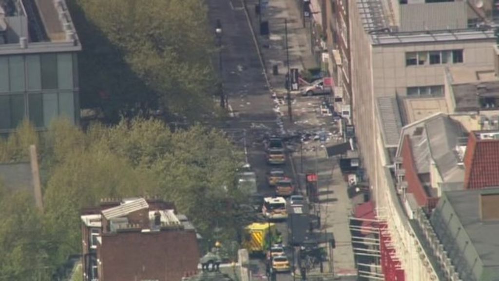 Tottenham Court Road closed after bomb threat reports - BBC News