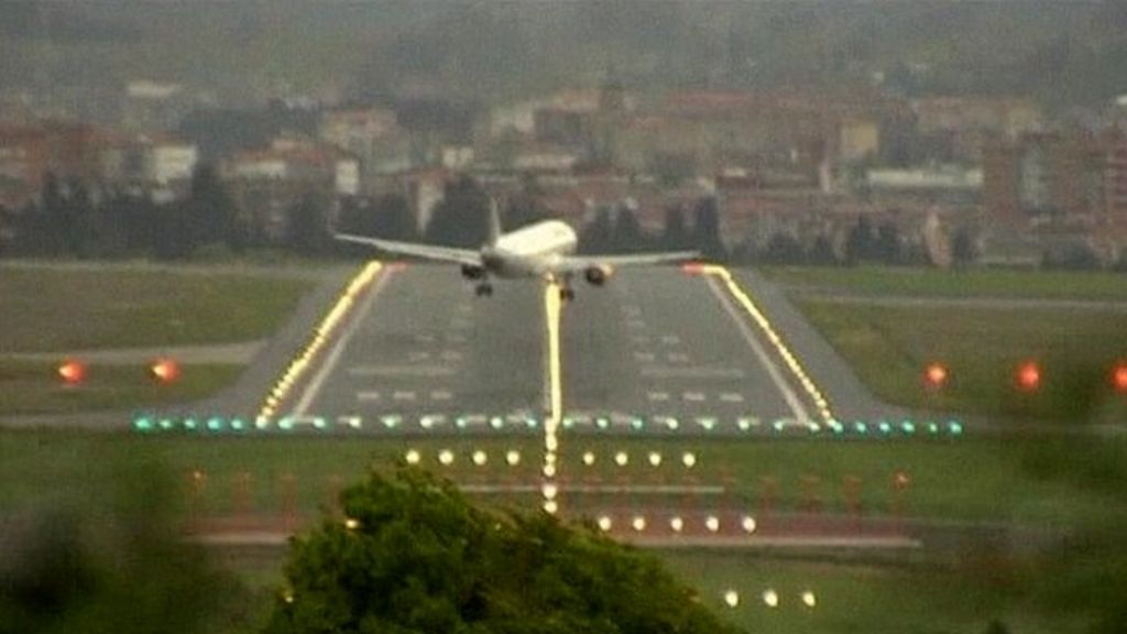 Planes in Spain hit by winds - BBC Newsround