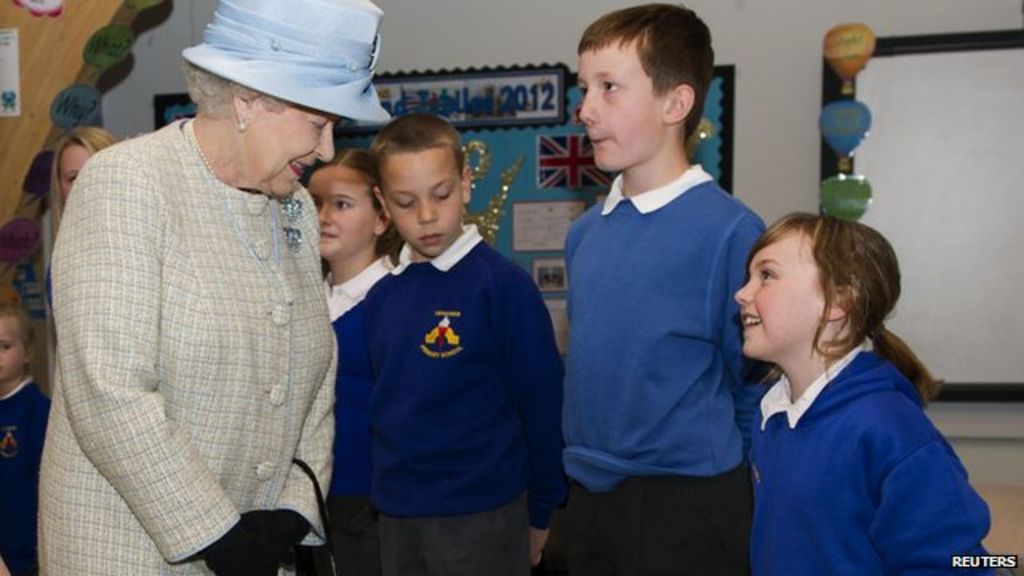 Queen returns to landslide village - BBC Newsround