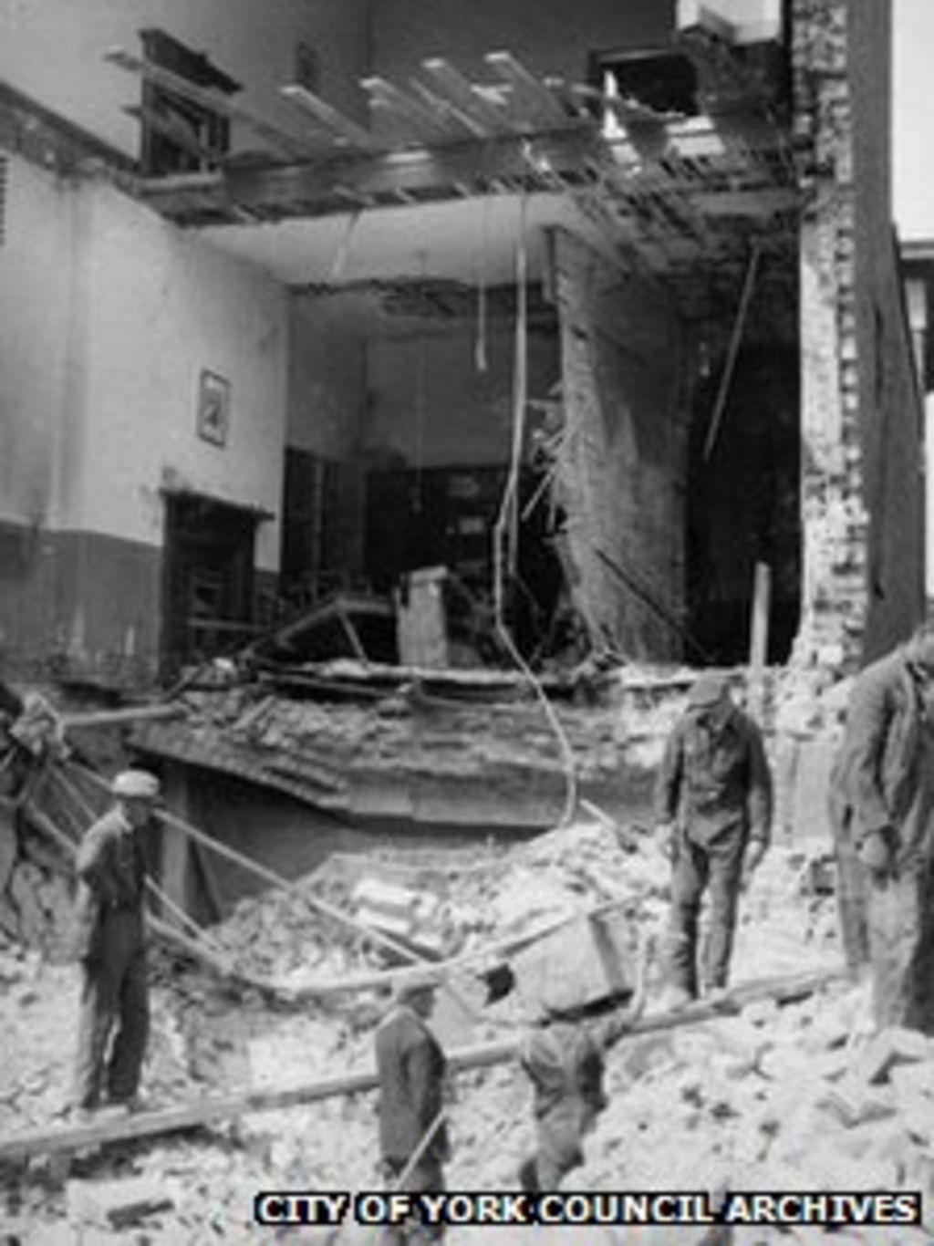 Remembering the York Blitz bombing - BBC News