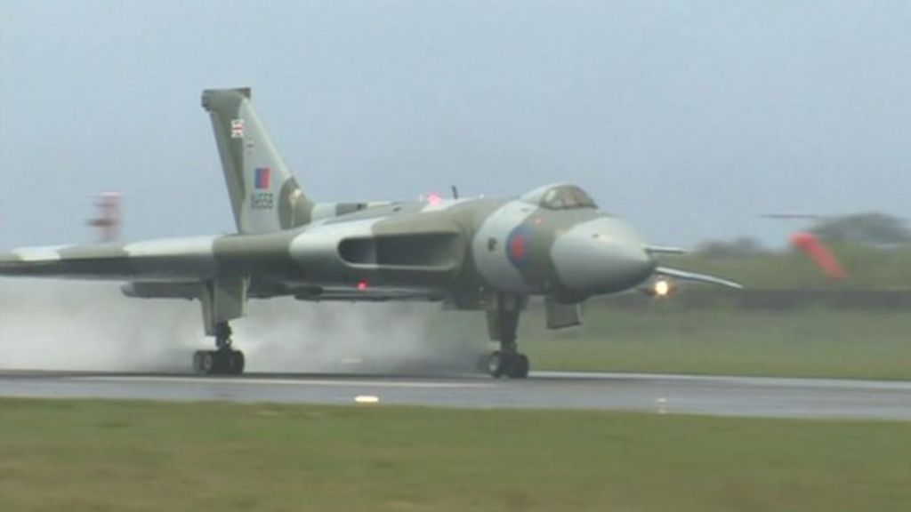 Vulcan Falklands bombing raid remembered - BBC News