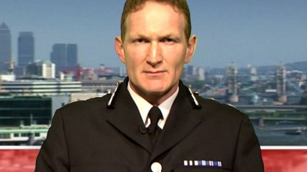 Border chief defends Heathrow airport queues - BBC News