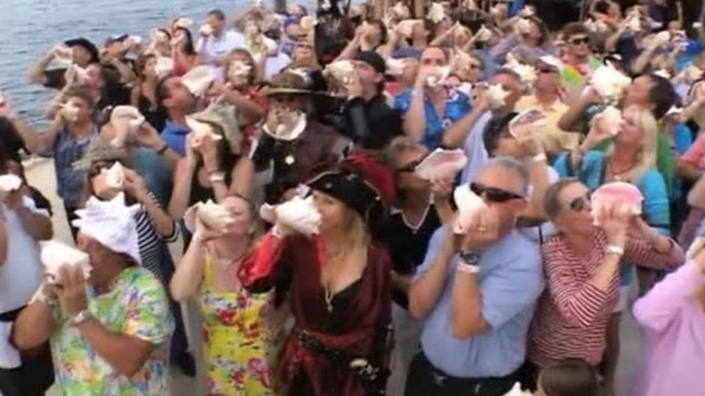 US conch blowers try for world record in Florida - BBC News