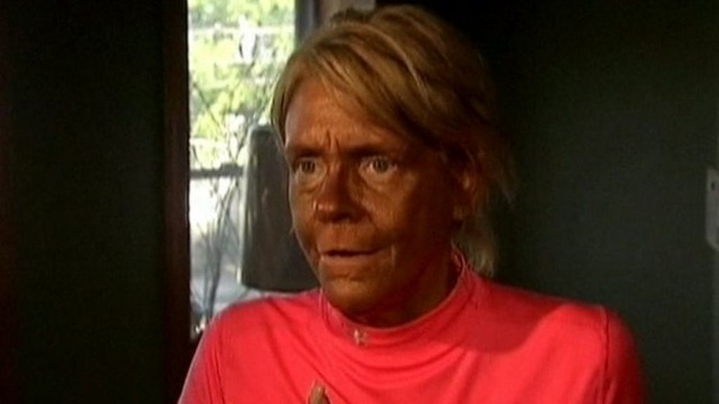 Tanning booth mother in court accused of child endangerment - BBC News