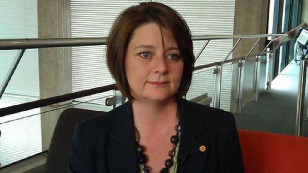 Plaid Cymru leader Leanne Wood says economy is key question for Wales - BBC News