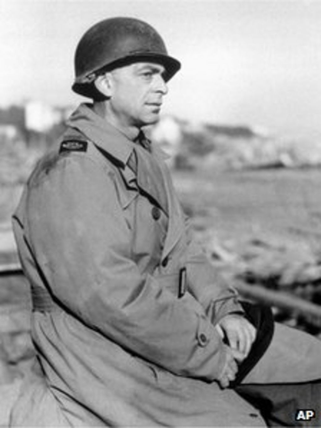 World War II scoop reporter receives AP apology - BBC News