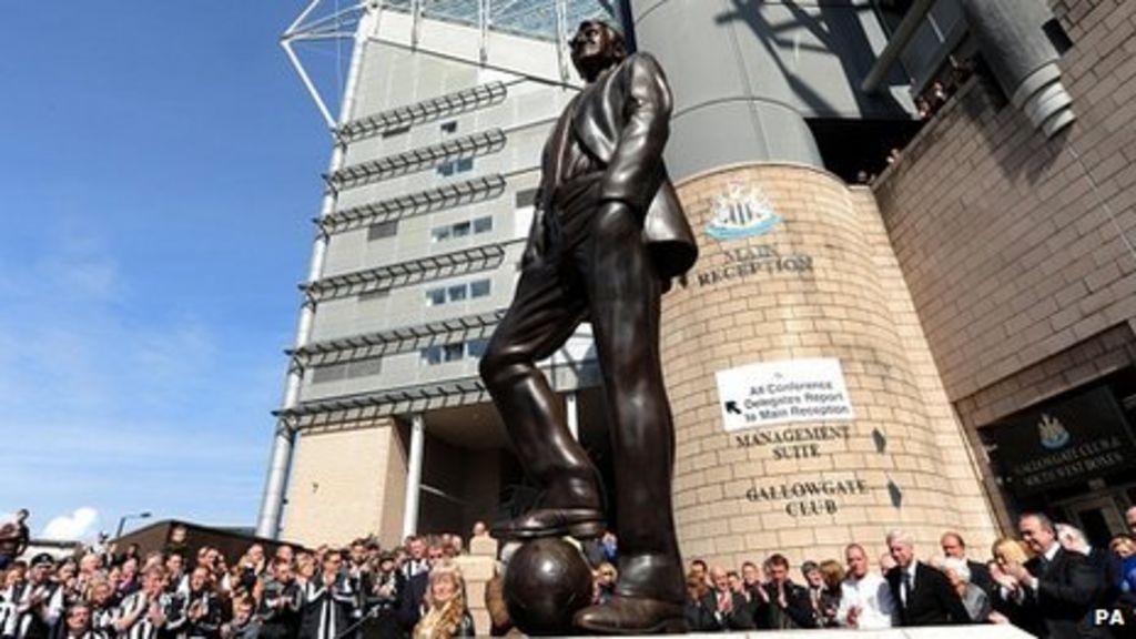 Sir Bobby Robson statue unveiled at Newcastle United's ground - BBC News