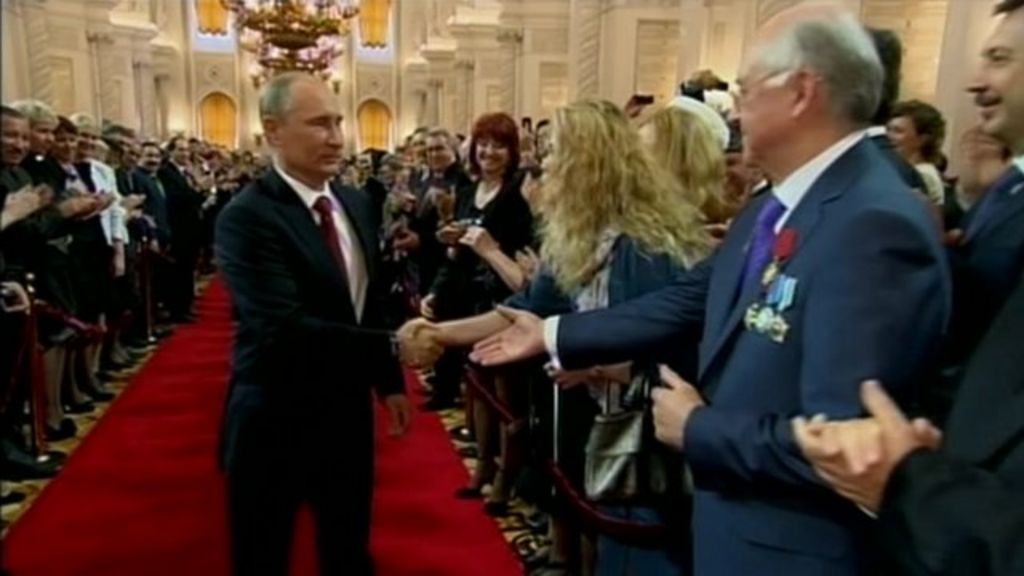 Vladimir Putin sworn in as Russian president - BBC News