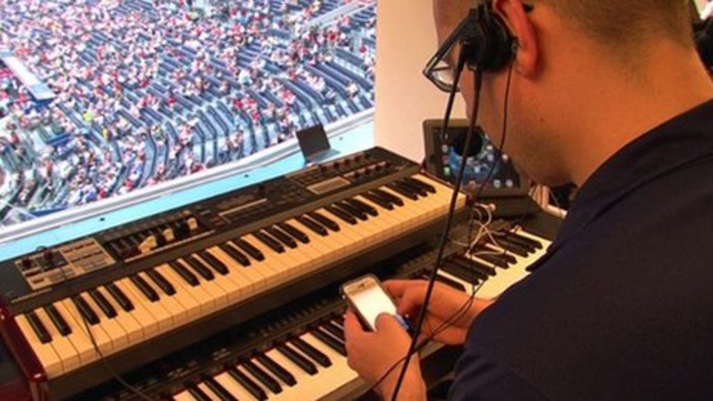 Baseball organist crowdsources music requests - BBC News