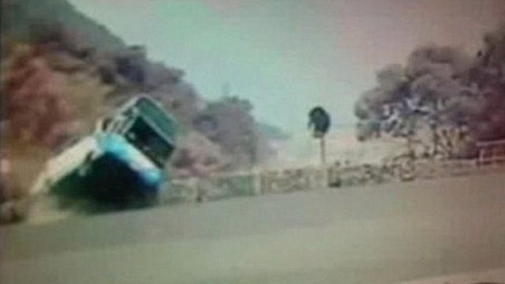 Tourists hurt after bus crashes over cliff in Taiwan - BBC News