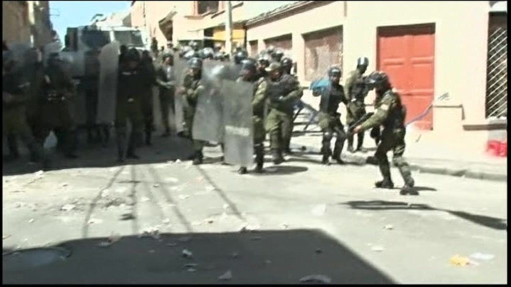 Riot police and demonstrators clash in Bolivia - BBC News