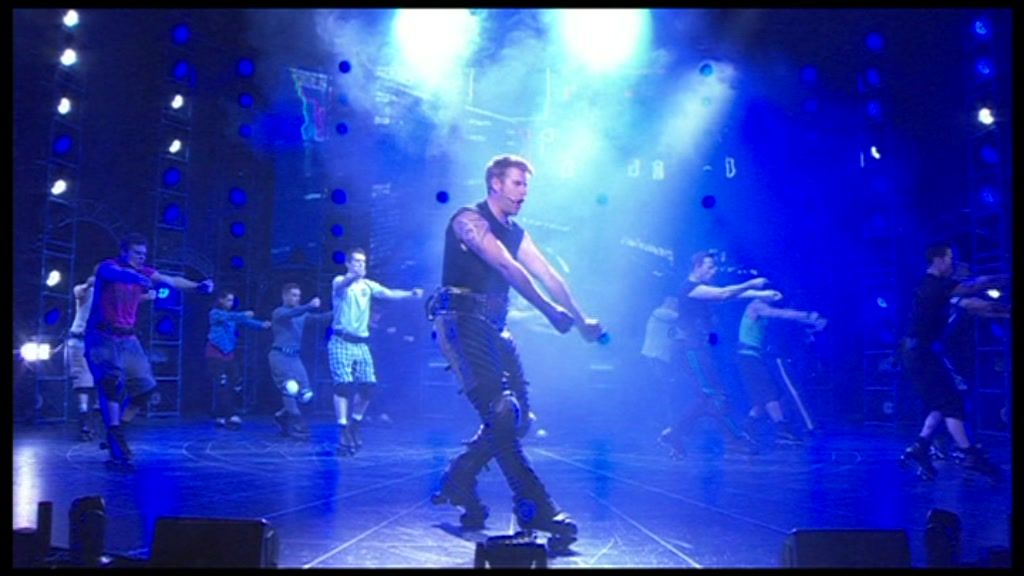 Musical on roller skates Starlight Express returns for UK tour - BBC News