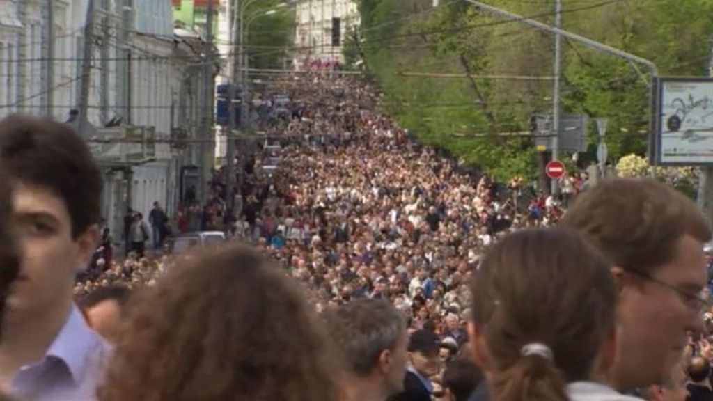 Russian activists take 'silent walk' through Moscow streets - BBC News