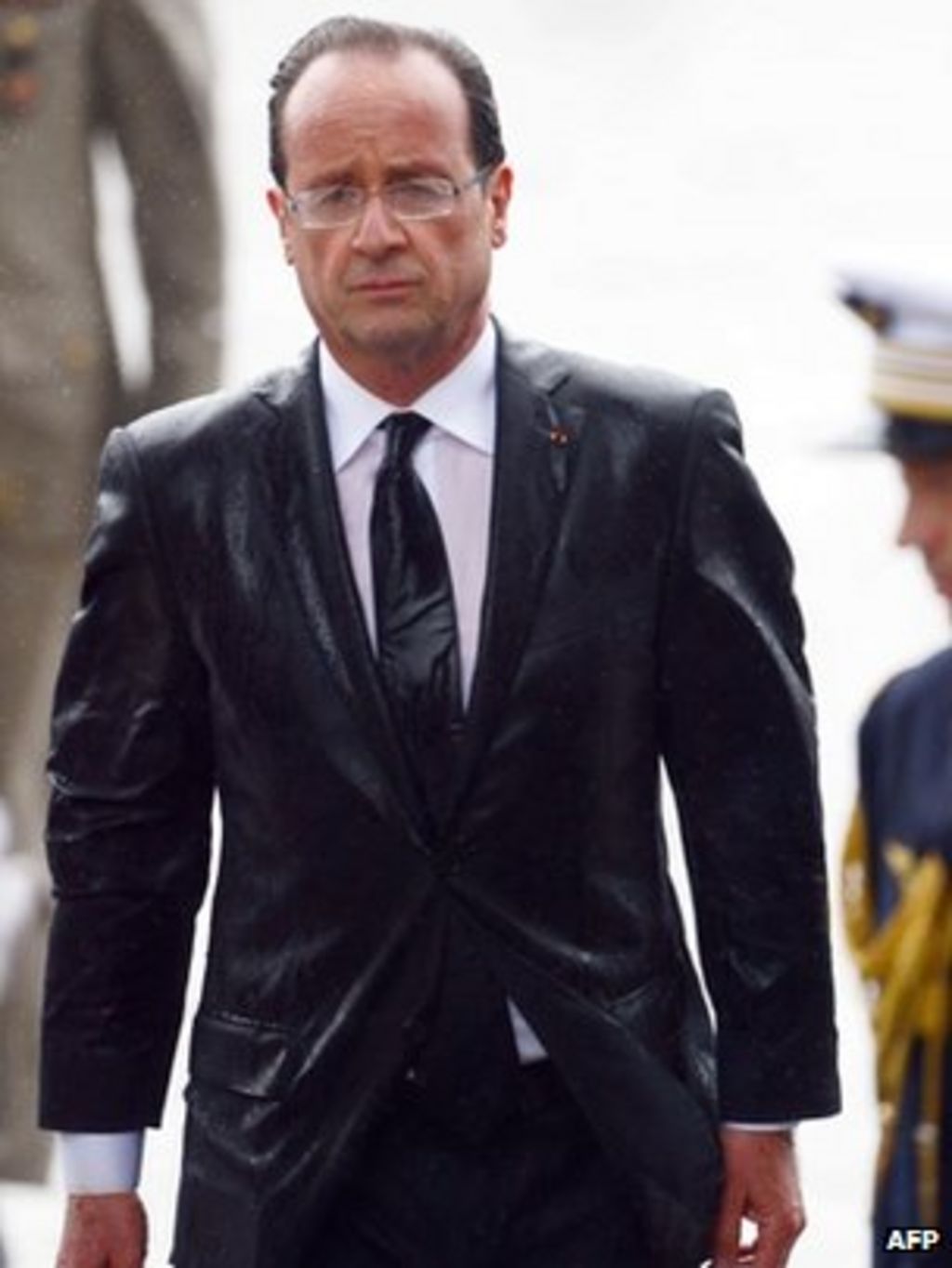 Stormy start to Hollande presidency - BBC News