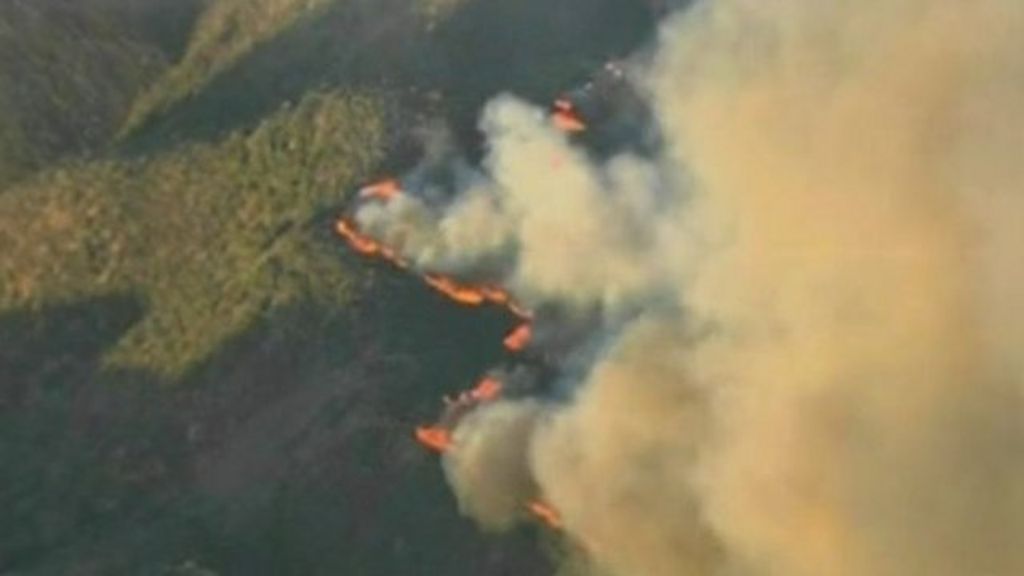Wildfire continues to grow in Crown King, Arizona - BBC News