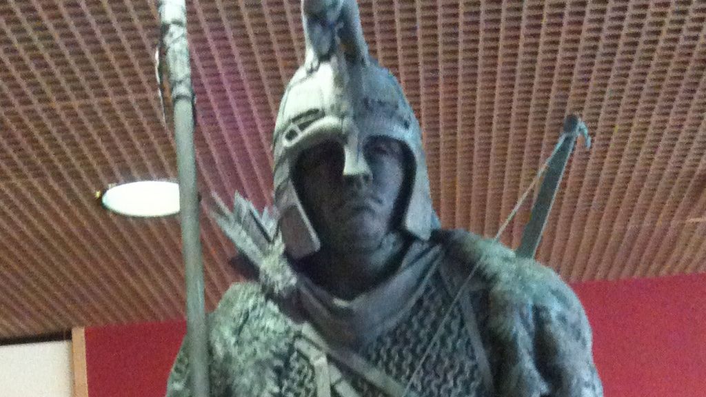 Staffordshire Hoard-inspired Anglo Saxon warrior statue unveiled - BBC News