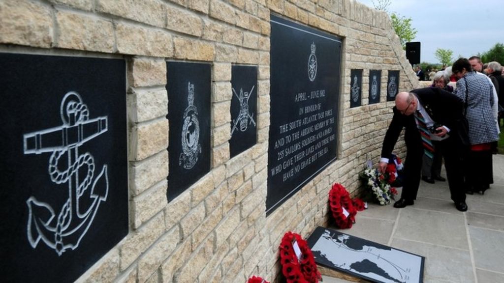 Falklands War memorial unveiled at National Arboretum - BBC News