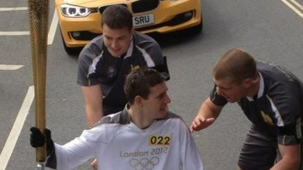 Olympic Torch blows out during Devon relay - BBC News