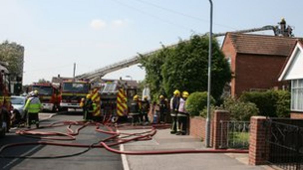 Praise for fire crews sent to Southampton blaze - BBC News